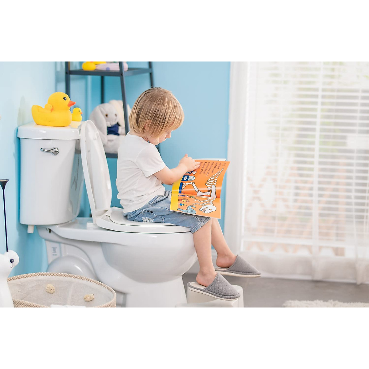 Round Toilet Seat with Slow Close Seat, Easy Clean, Plastic, White, Suitable Standard Round Toilet