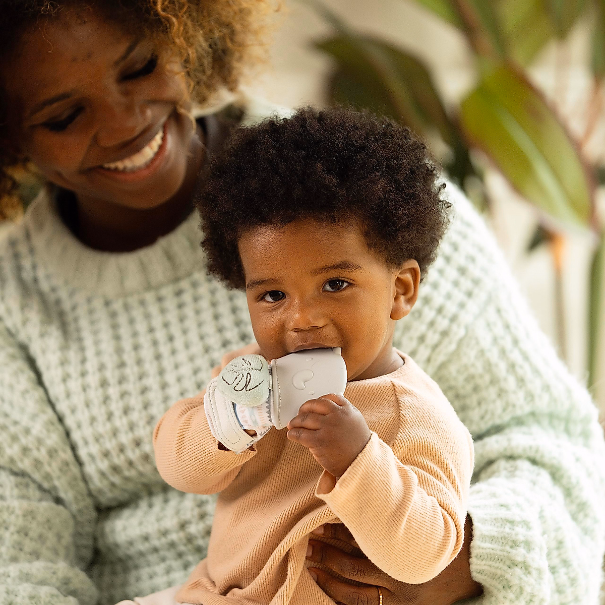 Ingenuity Teething Mitt & Rattle for Baby, BPA-Free Silicone, Gentle Rattle Sound, Adjustable Strap, Elephant, Unisex - Van