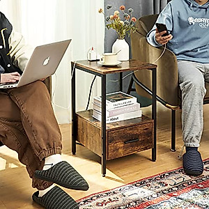 EnHomee Nightstand Set of 2 with Charging Station and 2 USB Ports 2 Outlets, Bedside Table with Wood Drawers, Industrial Bed Side Table, Night Stand for Bedroom Living Room, Easy Assembly,Rustic Brown