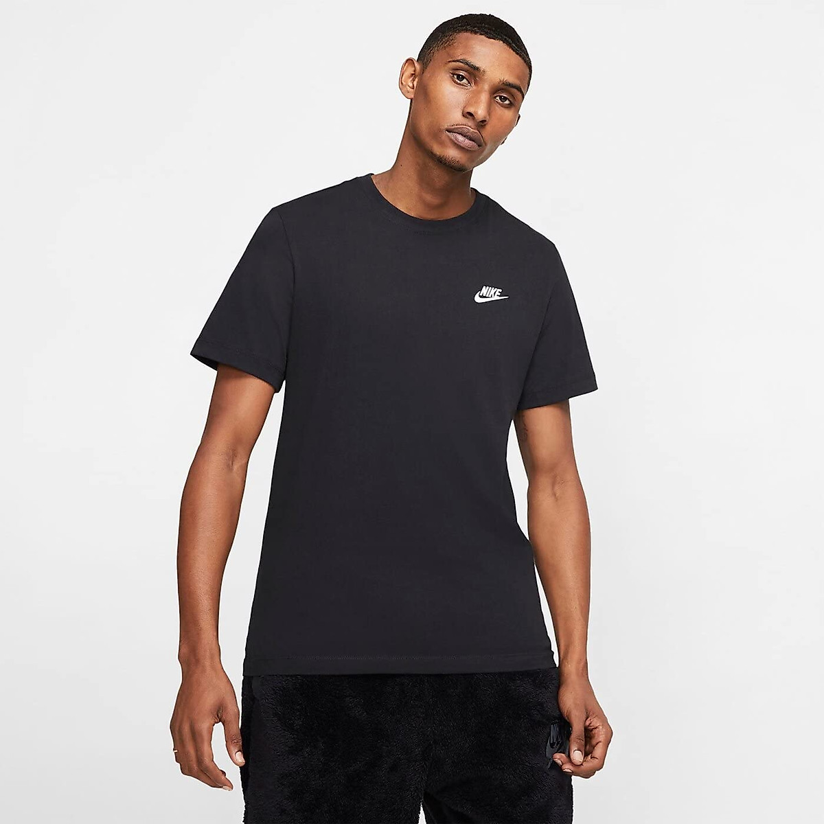 Men's Nike Sportswear Club T-Shirt, Nike Shirt for Men with Classic Fit, Black/White, XS