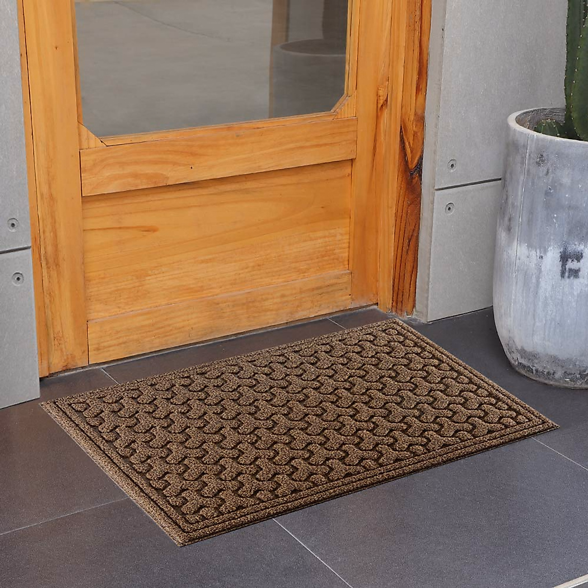 Amagabeli Large Outdoor Door Mats Rubber Shoes Scraper 36" x 24" for Front Door Entrance Outside Doormat Patio Rug Dirt Debris Mud Trapper Waterproof Out Door Mat Low Profile Washable Carpet BG039