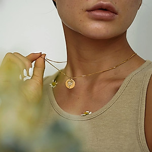 MEVECCO Gold Birth Flower Coin Necklace for Women 12 Month April Daisy Disc Pendent 18K Gold Plated Personalized Flora Necklace Birthday Jewelry for Her