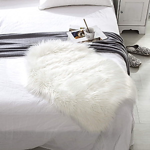 Teppich Wölkchen Faux Fur Rug | Sheep Skin Throw Rug | Washable Fluffy Area Rug, Fuzzy Shag Rug for The Living Room, Bedroom, Nursery Decor I White - 2x3ft Sheepskin