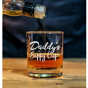 CARVELITA Daddy's Sippy Cup Whiskey Glass - First Time Dad Gifts - 11oz Engraved Old Fashioned Bourbon Rocks Glass - Gifts For New Dad - Dad To Be Gifts - Happy Birthday Daddy - New Dad Gifts For Men