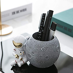 Kimdio Pen Holder, Astronaut Stand for Desk Pencil Holder, Resin Desk Organizer Decorative Accessories Ideal Gift for Office, Classroom, Home