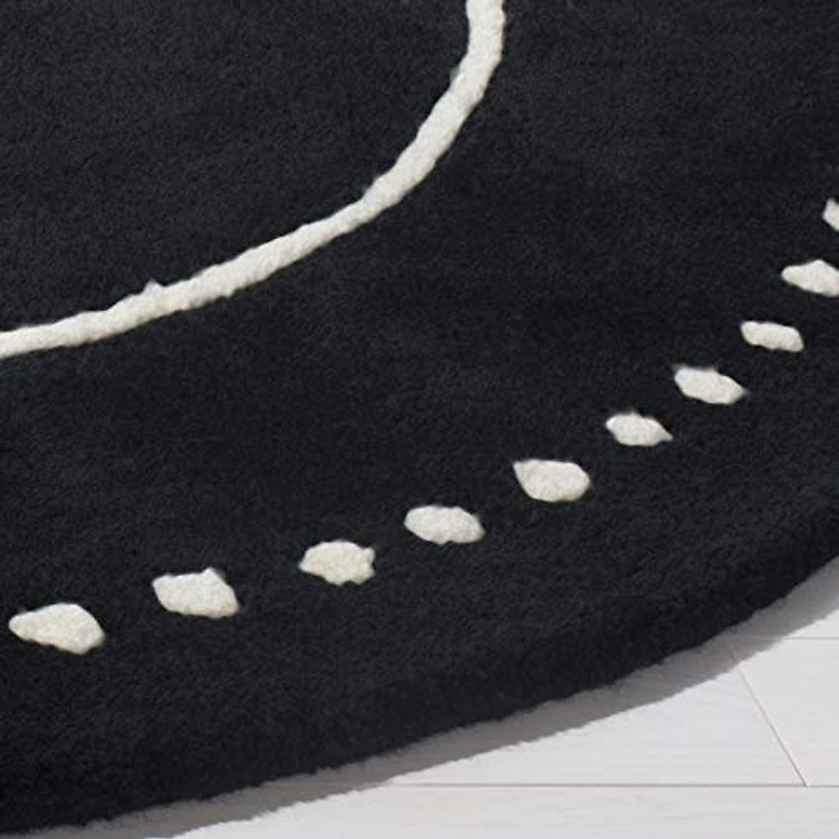 SAFAVIEH Bella Collection Area Rug - 5' Round, Navy Blue & Ivory, Handmade Dotted Border Wool, Ideal for High Traffic Areas in Living Room, Bedroom (BEL151G)