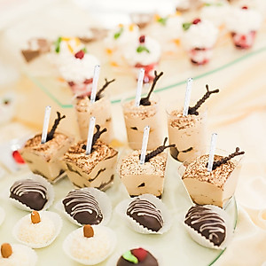 Mimorou 200 Pack 5 oz Dessert Cups with Lids and Spoons Square Clear Plastic Appetizer Cups Parfait Cups Dessert Shot Glasses for Party Wedding Birthday Desserts Appetizers Puddings Mousse