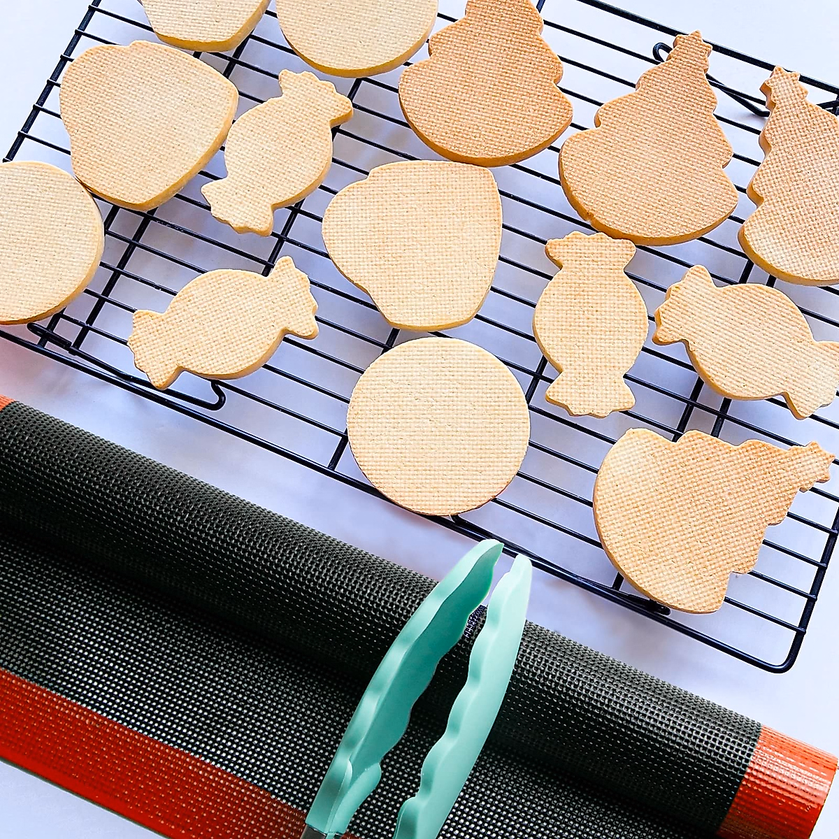 Perforated Baking Mats, 2 PCS Eclair Silicone Mat for Half Sheet, Non-Stick Reusable Oven Liners for Making Bread/Pizza/Pastry/Cookie 11 5/8" x 16 1/2"