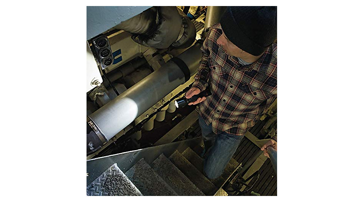 COAST HP7 650 Lumen LED Flashlight - Focusing & Durable