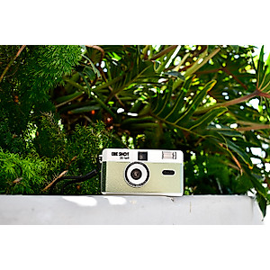 1 Shot Point and Shoot 35mm Film Camera Reusable Retro Half Frame Camera, Built in Flash, Included One Roll ASA/ISO 400 Black & White Film 18 Exp., (36 Shots) Battery Not Included (Green Color)