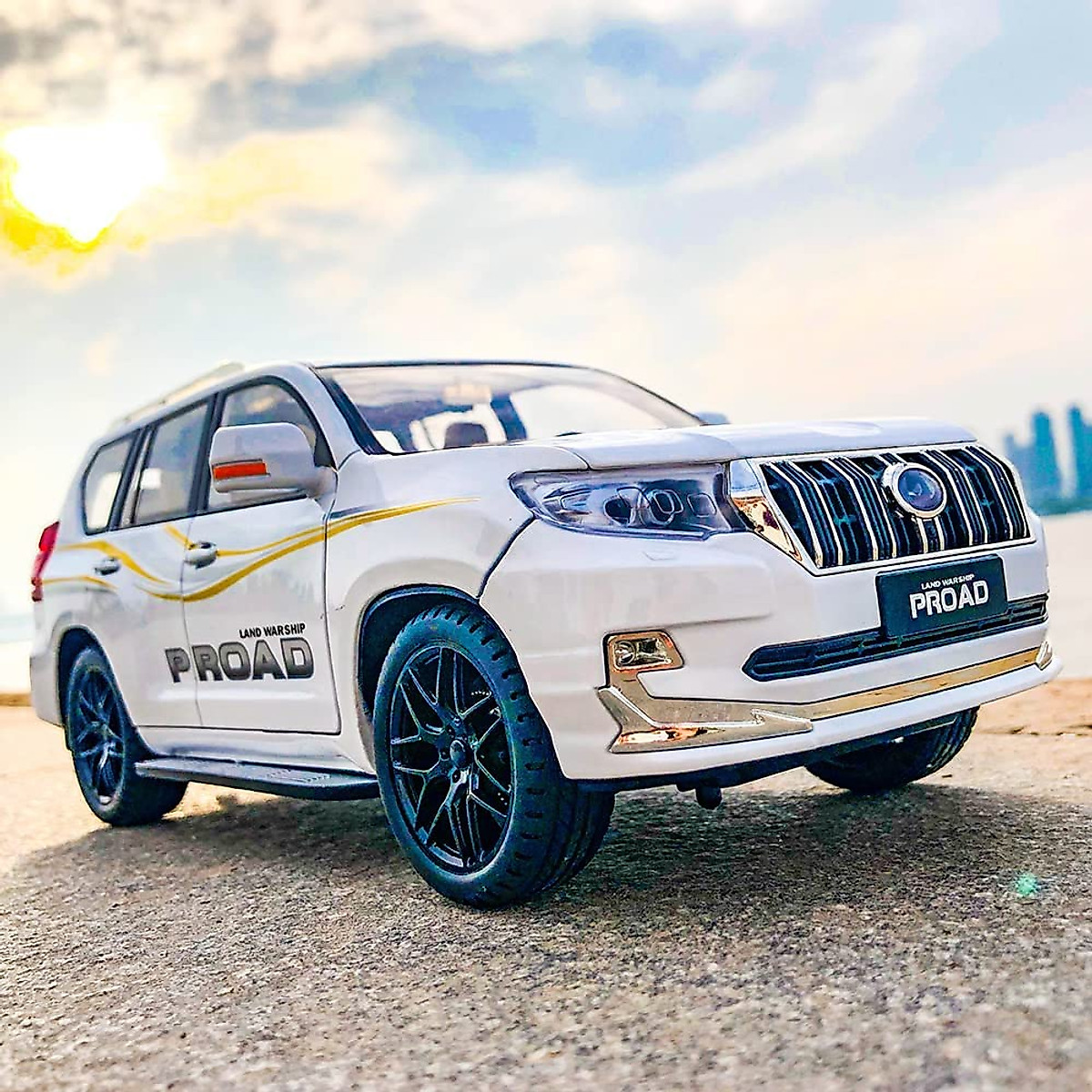 WAKAKAC 1/18 Scale Prado Die-cast Model Car, Alloy Metal Pull Back Collectible Vehicles Toys with Sound and Light Car for Kids and Adults Gifts(White)