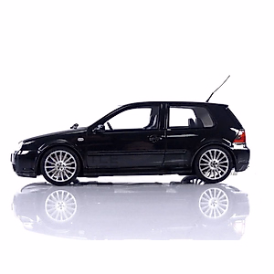 2003 Golf IV R32 Black Magic Nacre Limited Edition to 3000 Pieces Worldwide 1/18 Model Car by Otto Mobile OT964