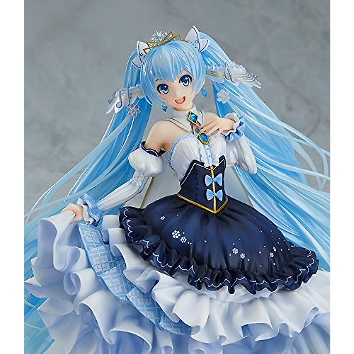 Good Smile Character Vocal Series 01: Hatsune Miku Snow Princess Version 1: 7 Scale PVC Figure,Multicolor,G94134