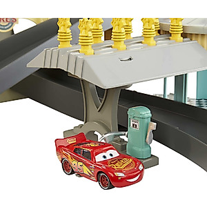 Mattel Disney Pixar Cars Track Set with Lightning McQueen Toy Car, Race Around Radiator Springs Playset with Speed Booster