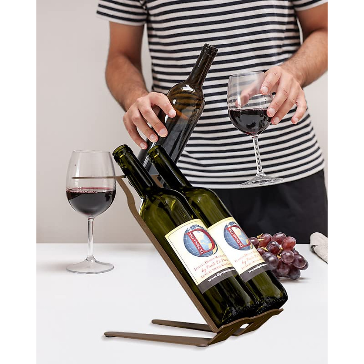 di prima usa Countertop Wine Rack Metal Wine Rack for Table – Small Wine Rack for Tabletop Décor – Wine Rack Holder for 2 Glasses & 2 Bottles - Corten/Chestnut