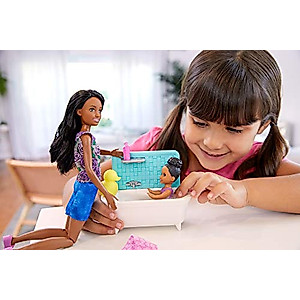 Barbie Skipper Babysitters, Inc. Playset with Bathtub, Babysitting Skipper Doll and Small Toddler Doll with Button to Move Arms and Splash, Plus Themed Accessories, Gift for 3 to 7 Year Olds
