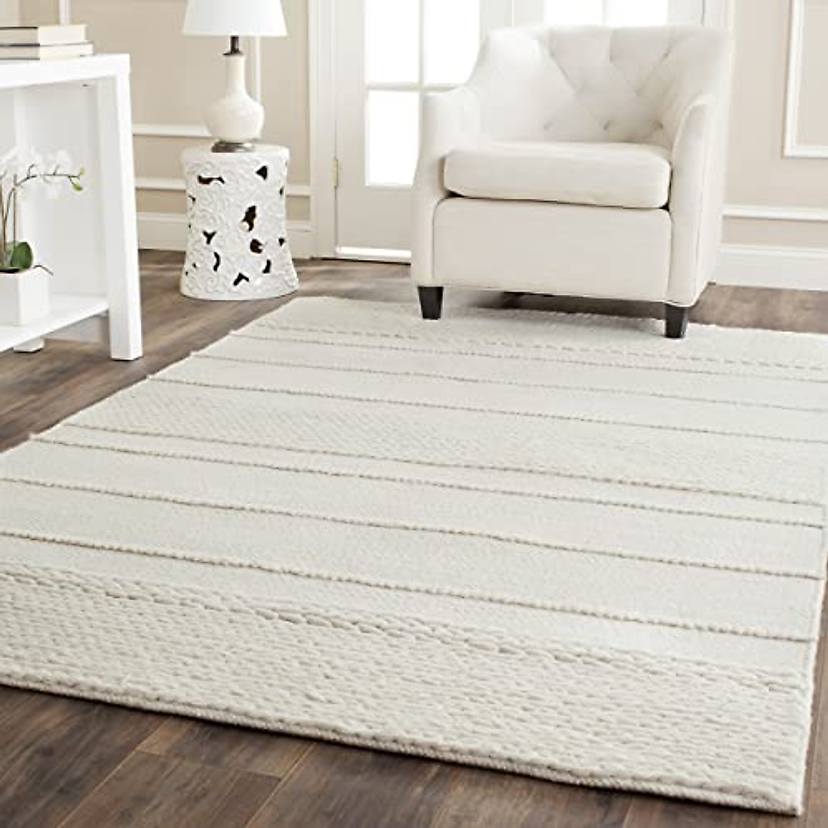 SAFAVIEH Natura Collection Accent Rug - 4' x 6', Natural, Handmade Wool, Ideal for High Traffic Areas in Entryway, Living Room, Bedroom (NAT215A)
