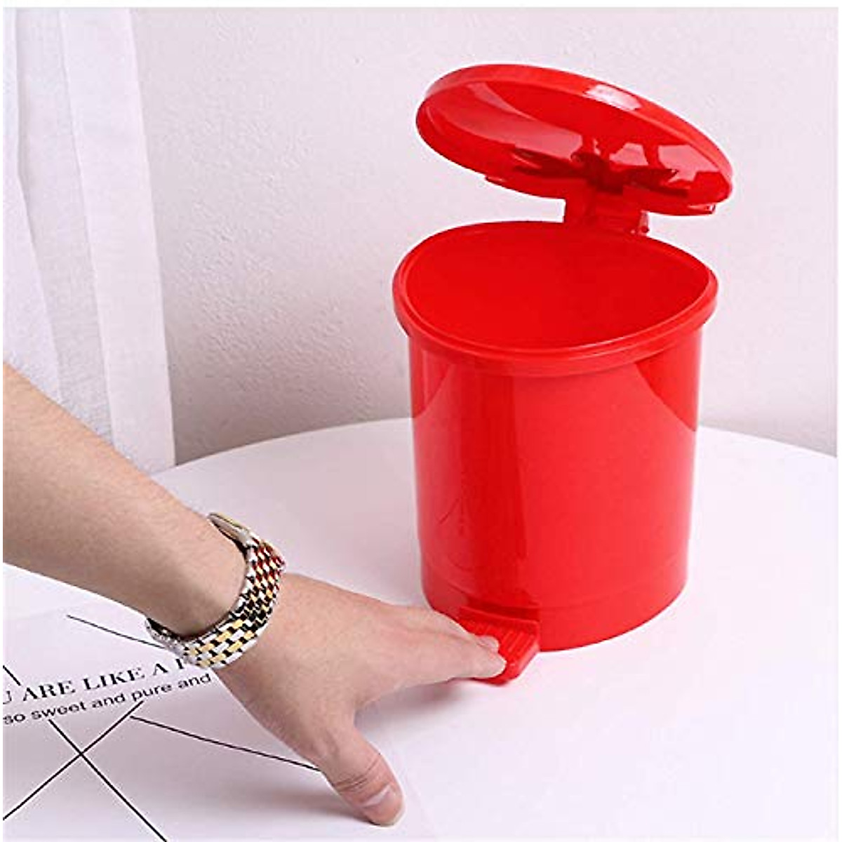 BxuxJar Strawberry Trash Can, Kawaii Mini Trash Can with Lid Cute Room Decor Bathroom Trash Cans, Kawaii Room Decor Strawberry Garbage Can with Lid for Home, Car, Bathroom (Pink)