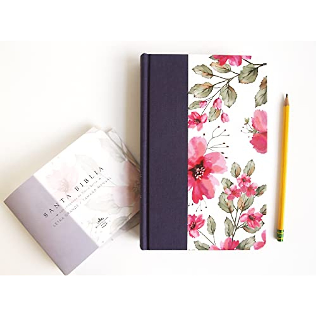 Biblia RVR 1960 letra grande. Tapa dura tela azul púrpura con flores tamaño manu al / Bible RVR 1960 Handy Size Hardcover Cloth with Purple Blue Flowers