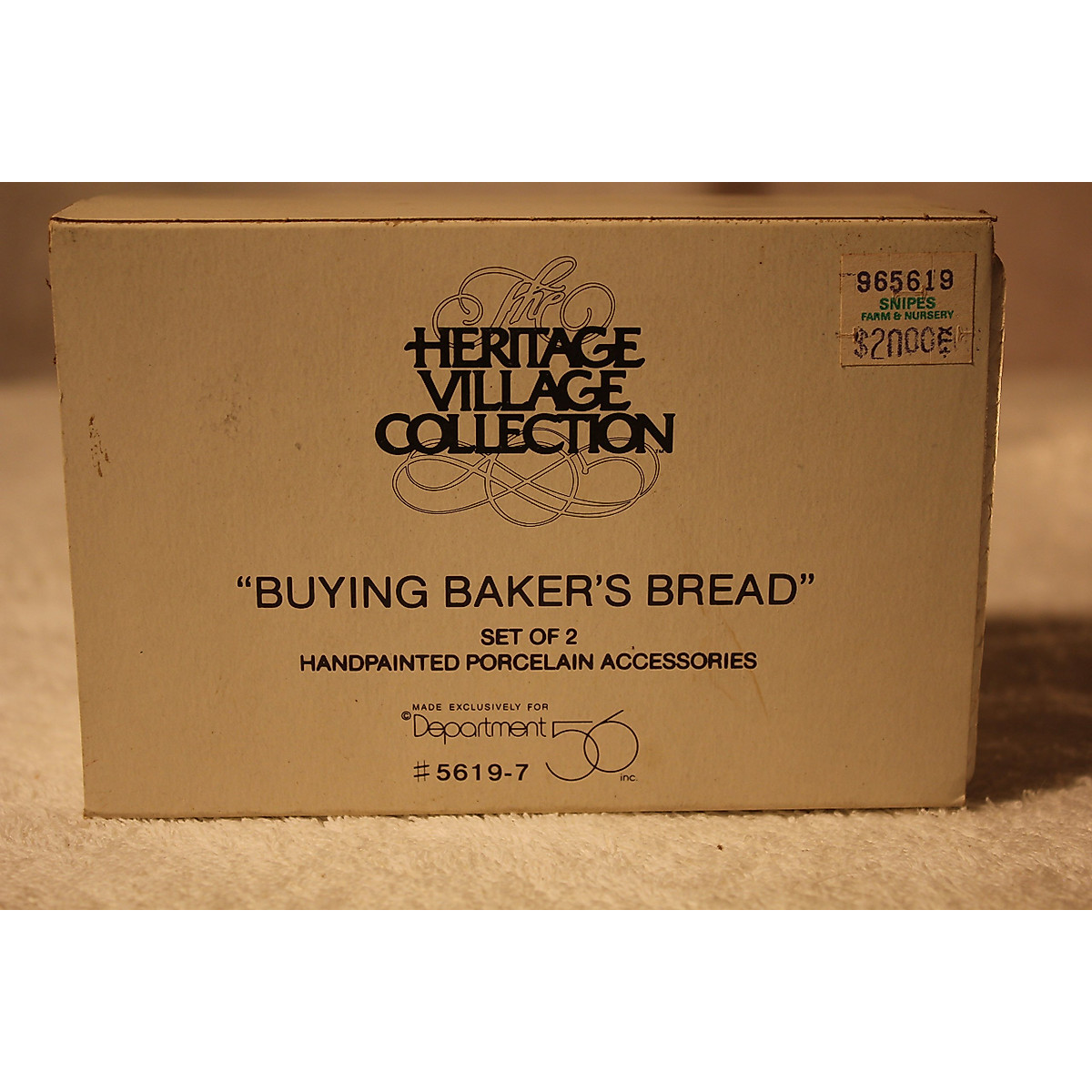 Department 56 Heritage Village Collection ; Alpine Village ; Buying Baker's Bread 1992 Retired Set of 2 ; Handpainted Porcelain Accessories #5619-7