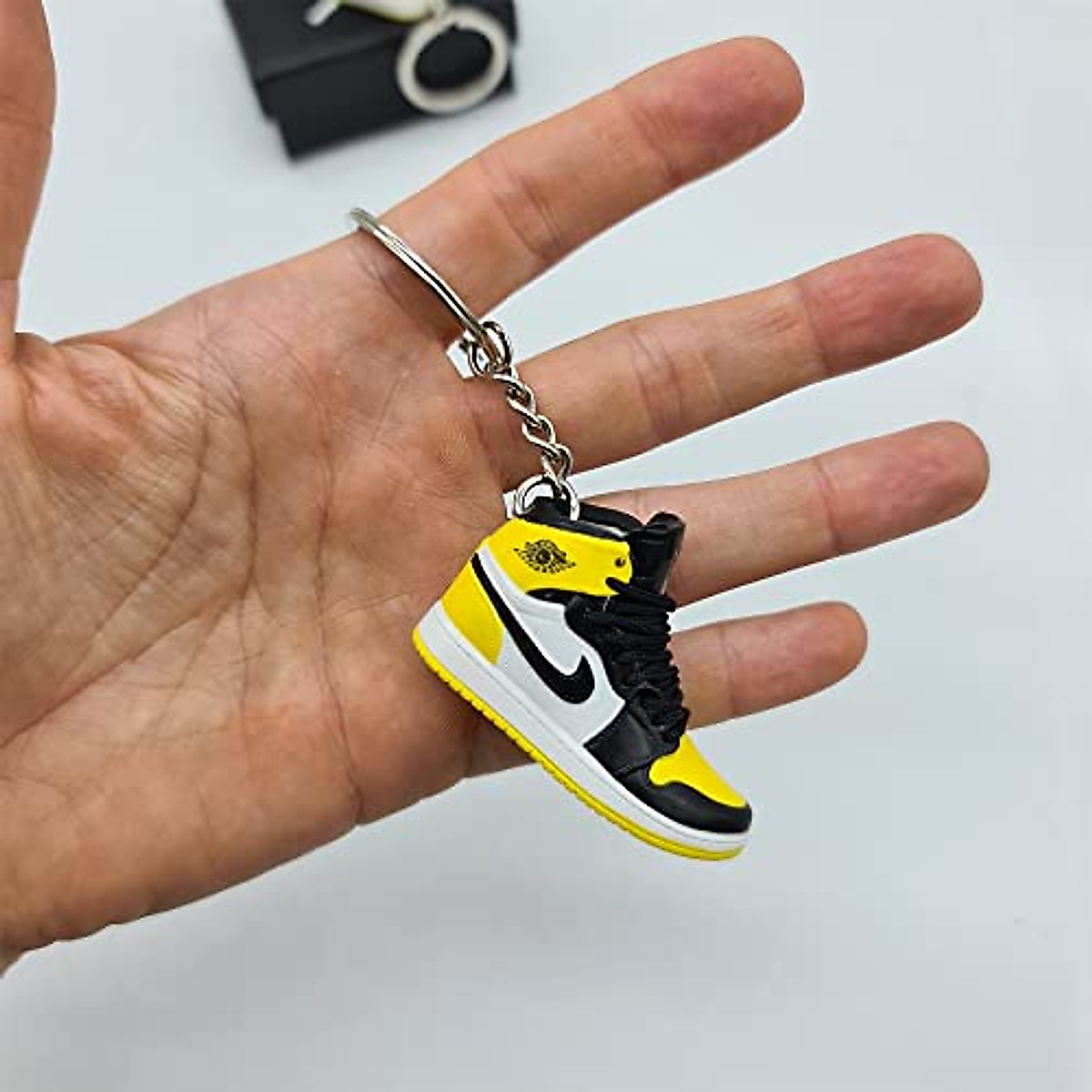 Mini Sneaker Keychain, Unisex Sports Shoe Key Chain, Cool Keychain for Gifts (5)