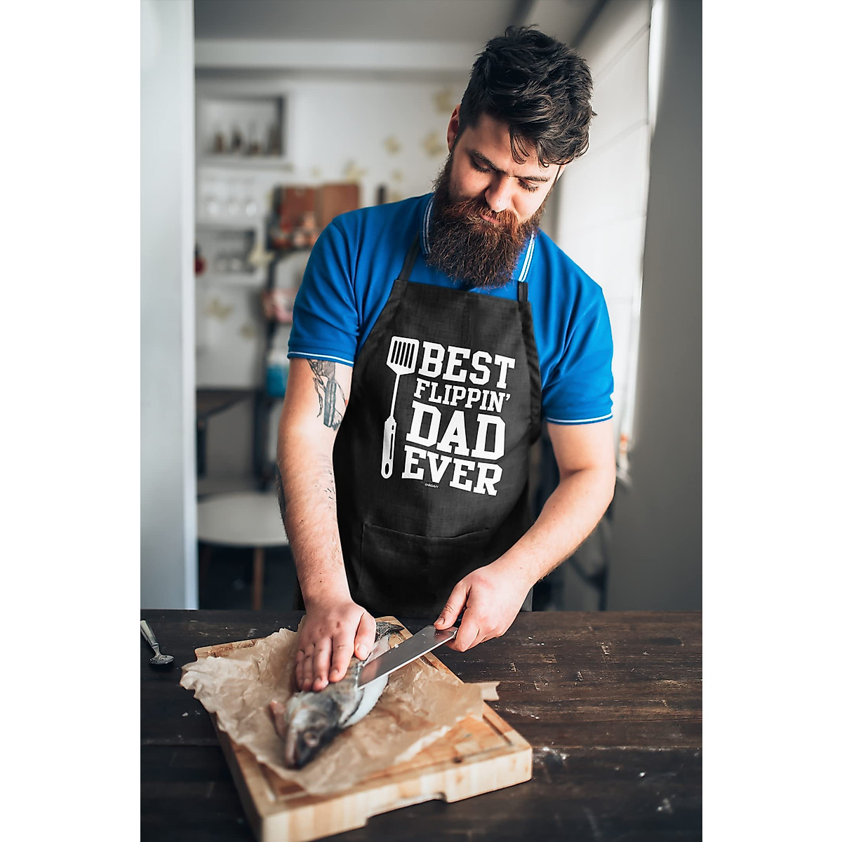 VAGAVY - Best Flippin Dad Ever Dad Apron with Pockets - Bottle Opener and Gift Box Included - Birthday, Father’s Day Grilling Gifts for Papa, Husband - Black Barbeque Apron for Daddy Men