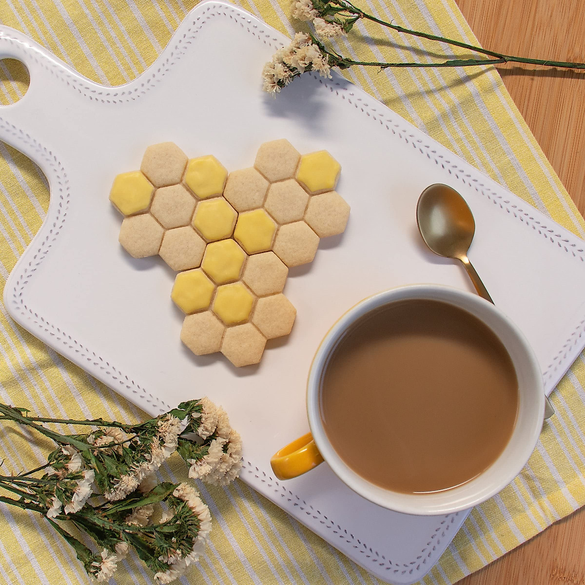 Honeycomb cookie cutter, 1 piece - Bakerlogy