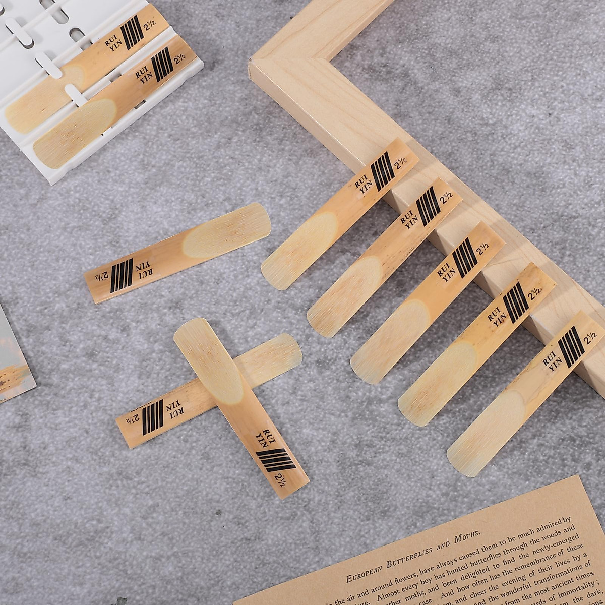 Pimoys 10 Pack Traditional Bb Clarinet Reeds with Plastic Box, Strength 2.5