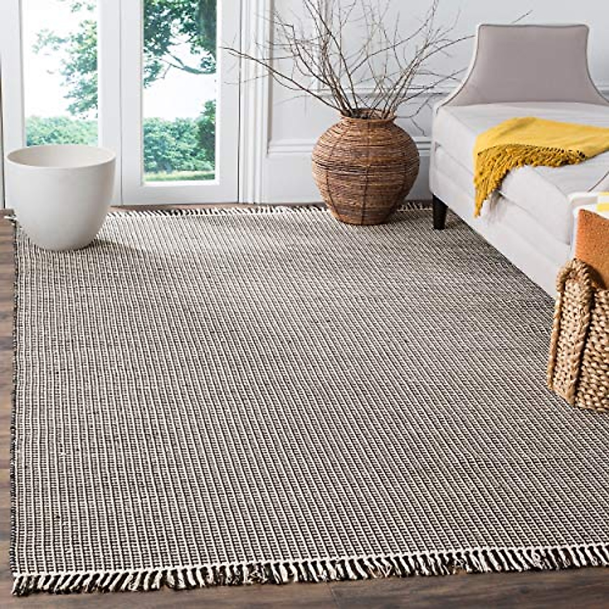 SAFAVIEH Montauk Collection Area Rug - 5' x 8', Ivory & Black, Handmade Flat Weave Boho Farmhouse Cotton Tassel Fringe, Ideal for High Traffic Areas in Living Room, Bedroom (MTK340D)