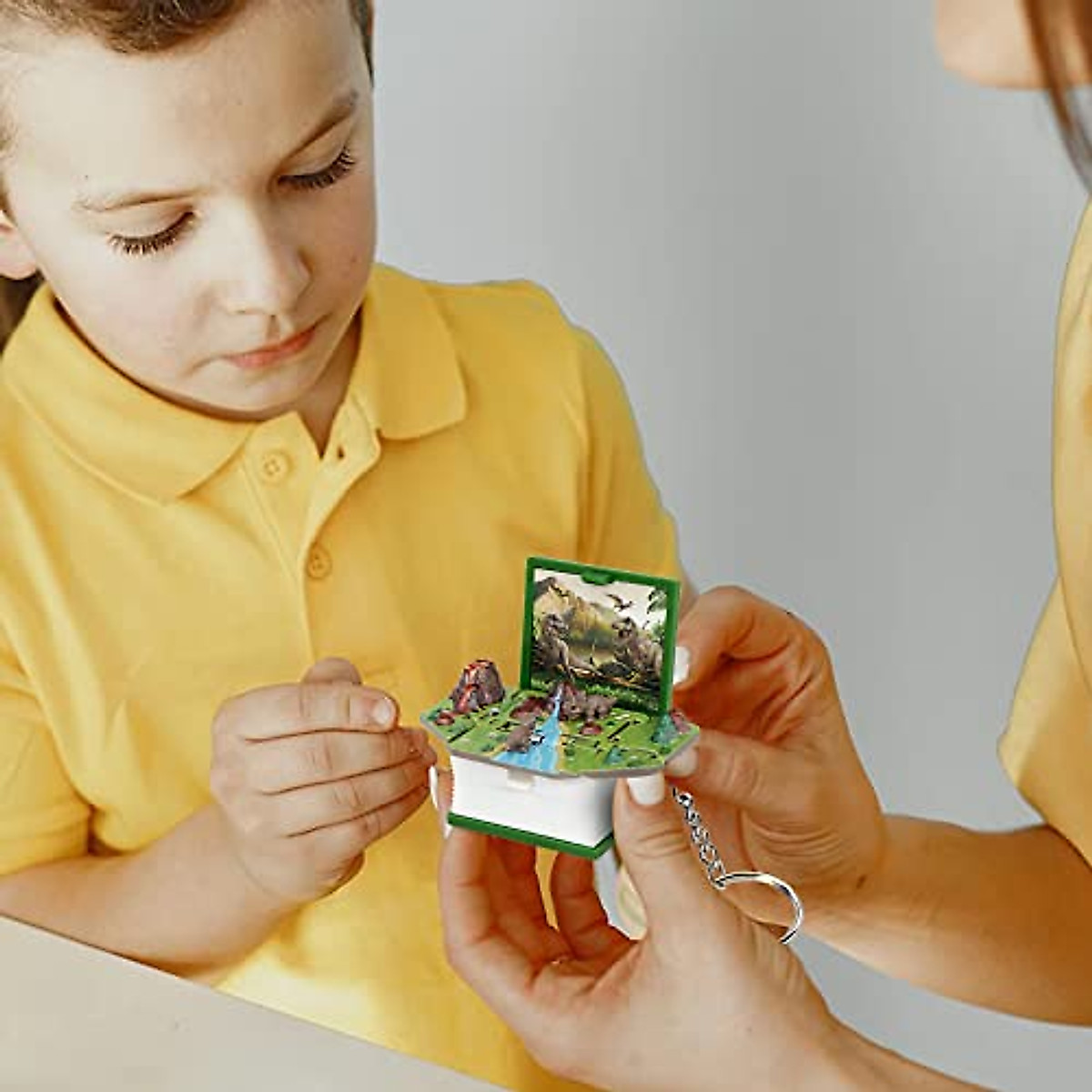 Uszeoka Mini 3d books keychain toys for kids,Green,Boys Girls 3D books Mini Dinosaurs Toys,Cute Keychains for car Keys,Dinosaur World Scene for Women,Men,Children,Dinosaur Party Favors Gift for Kids