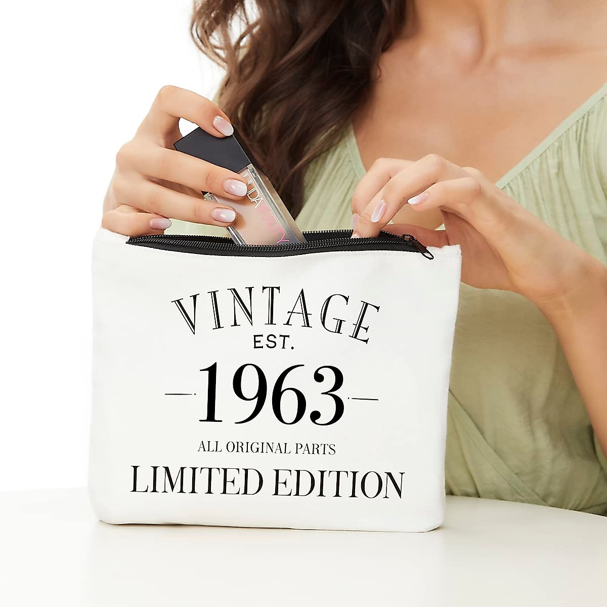 JIUWEIHU Women's 60th birthday gift, 60th birthday decoration gift - 60th birthday gift for grandma, wife, grandma, friends, colleagues and aunts - full original limited edition cosmetic bag in 1963