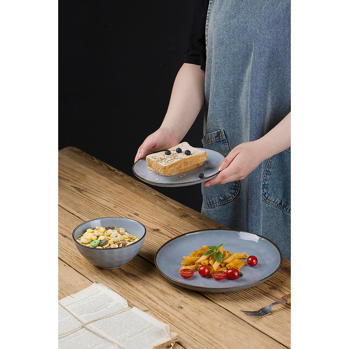 Famiware Dinnerware Sets for 4, Ocean Round 12-Piece Kitchen Plates and Bowls Sets, Reactive Glaze, Microwave and Dishwasher Safe, Scratch Resistant, Blue