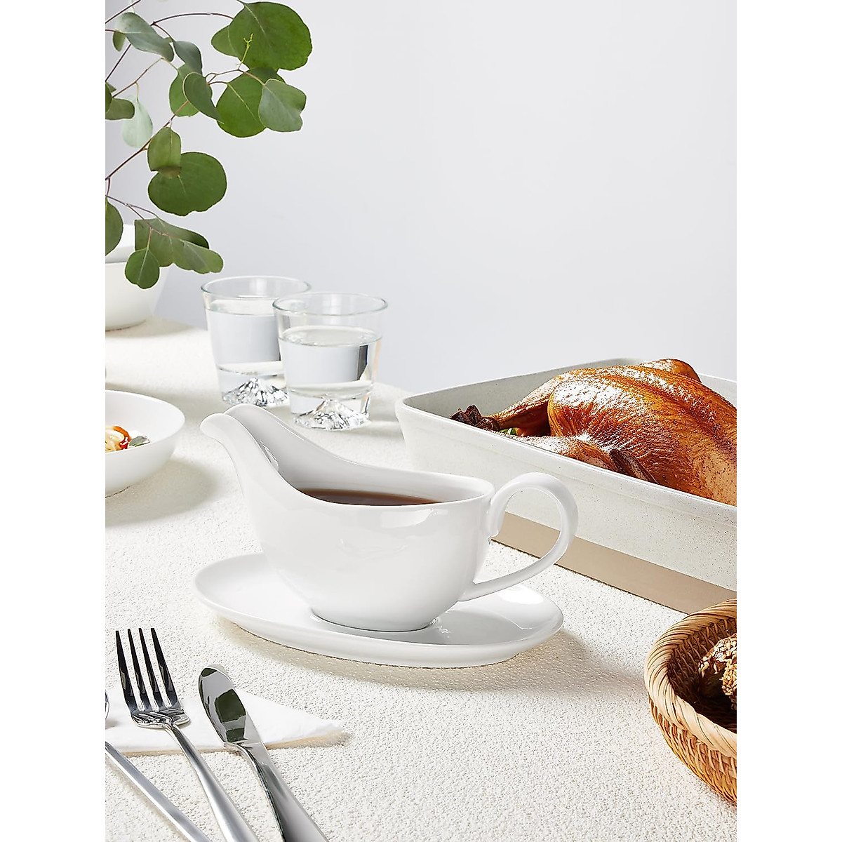 Yedio 18 oz Gravy Boat with Saucer, Large White Ceramic Gravy Boat, Boat and Tray for Turkey Beef Sauce, Salad Dressing, Creamer, Milk, Broth,Microwave and Dishwasher Safe