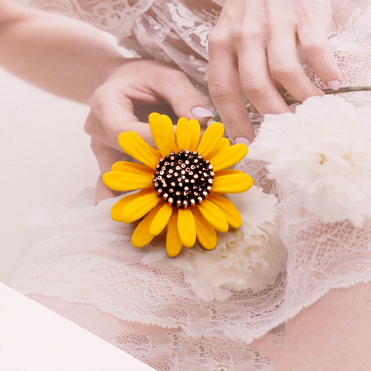 Yellow Daisy Brooch Pin, White Sun Flower Brooch.Enamel Charm Daisy Coat Collar Brooch for Women (Yellow)