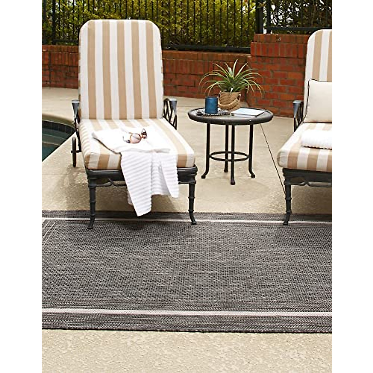Unique Loom Outdoor Border Collection Casual Solid Border Transitional Indoor and Outdoor Flatweave Black Area Rug (4' 0 x 6' 0)
