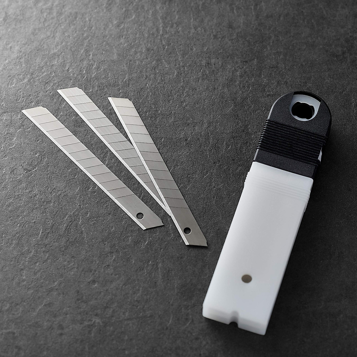 Amazon Basics 9mm (13-Point), Carbon Steel Snap Off Blades, 100/box