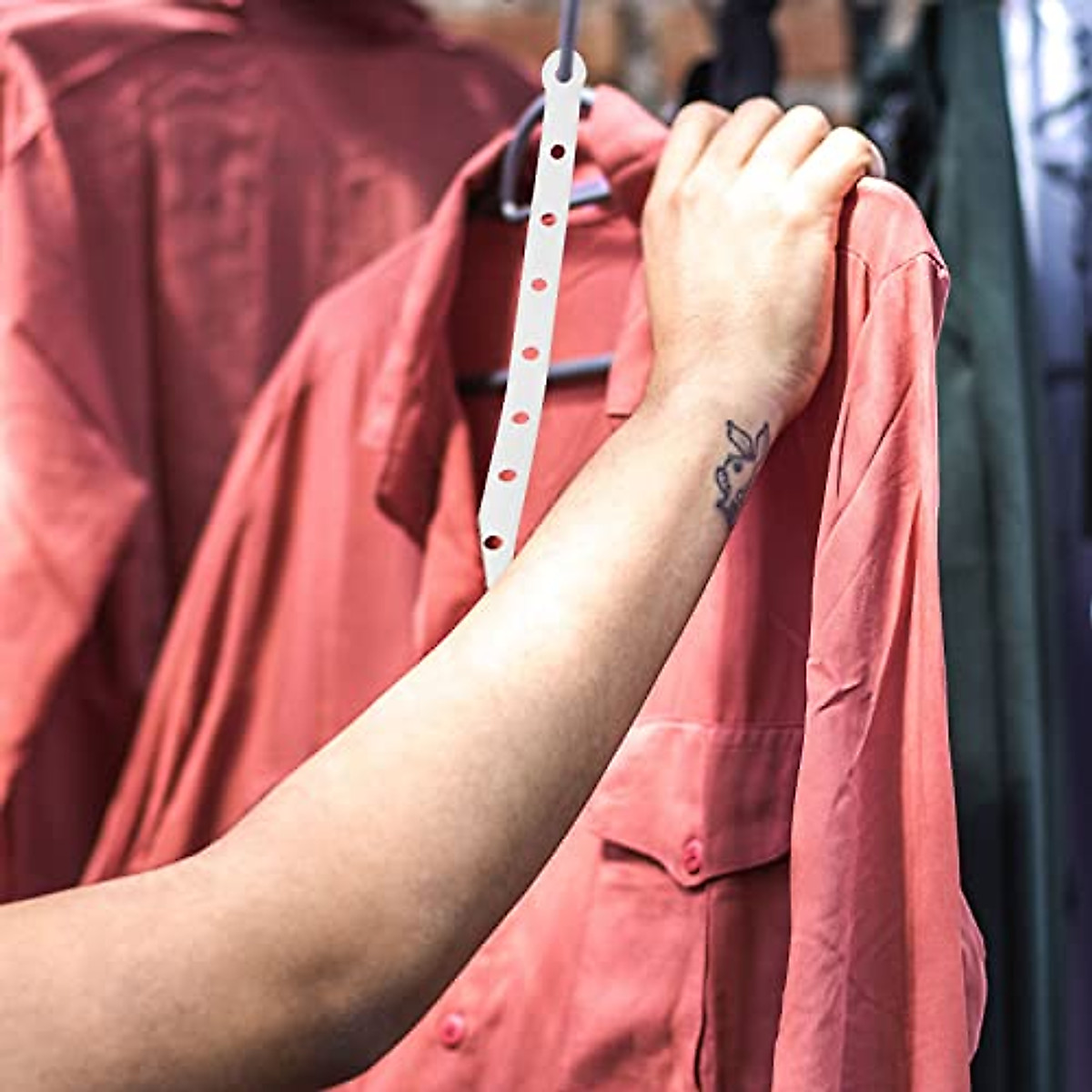 Zerodeko 20Pcs Plastic Display Hanger Strips Coordinate Plastic Clip Strip Displays Stable Hanger Connector Clothes Hanger Connector Hooks Outfit Hangers Extender Linking Hook Clips