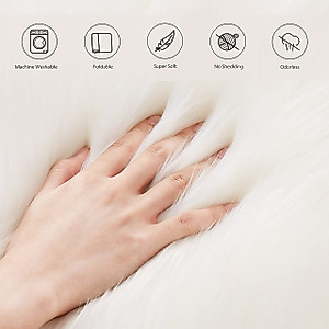Teppich Wölkchen Faux Fur Rug | Sheep Skin Throw Rug | Washable Fluffy Area Rug, Fuzzy Shag Rug for The Living Room, Bedroom, Nursery Decor I White - 2x3ft Sheepskin