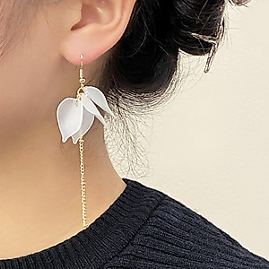 Sttiafay Vintage Acrylic Flower Petal Drop Earrings Gold Long Tassel Chain Earrings White Resin Flower Hook Earrings Wedding Flower Earrings Jewelry for Women and Girls