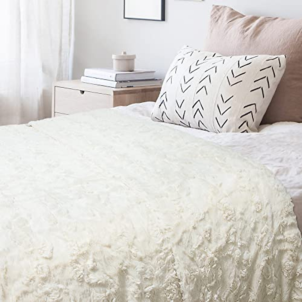 TOONOW Fuzzy Blanket Cozy Faux Fur Luxury Throw Blanket, Extra Soft, Double Sided, Fluffy, Plush Warm Throw Blanket for Couch Sofa Bed, 51''x67'' (White)