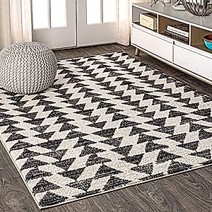 JONATHAN Y MOH206A-4 Aisha Moroccan Triangle Geometric Indoor Farmhouse Area-Rug Bohemian Minimalistic Easy-Cleaning Bedroom Kitchen Living Room Non Shedding, 4 X 6, Cream,Black