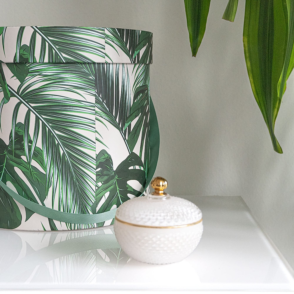 BRIGANTI Scented Candle in White Glass Jar (Vanilla Cupcake) Vanilla Bean, Buttercream, Cake, and Bourbon | Elegant Candle for Home Aromatherapy, All Natural Soy Wax 4oz