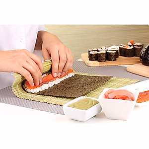 Helen's Asian Kitchen Easy Sushi Rolling Mat with Rice Paddle, Natural Bamboo, 2-Piece Makisu Set