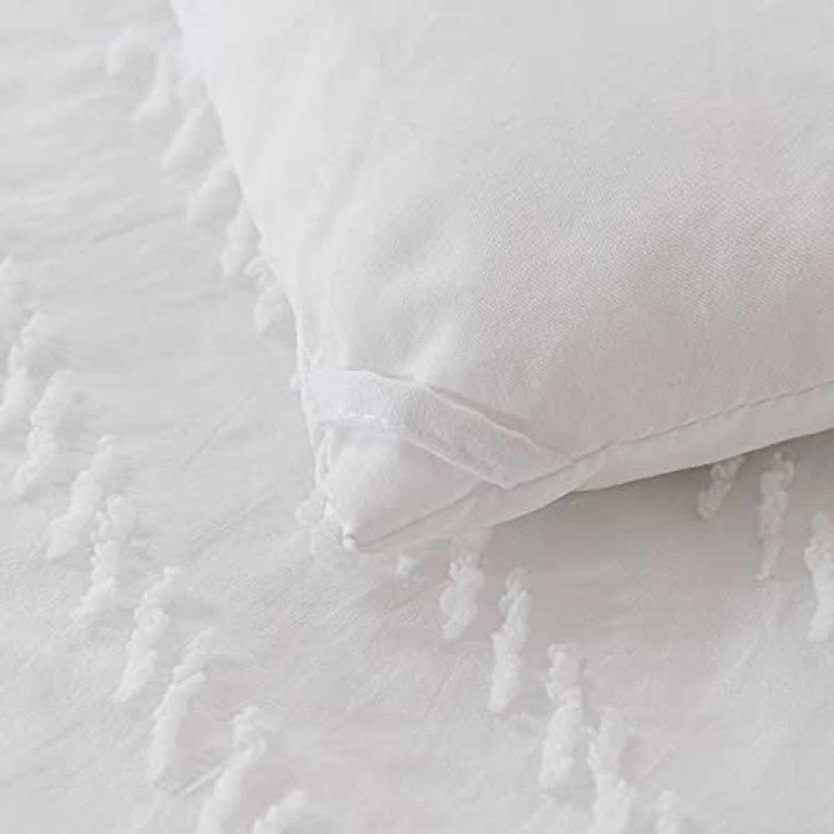 SLEEPBELLA Queen Comforter Set - White Tufted Bedding - Lightweight & Fluffy All-Season Comforter for Queen Bed (90x90In Comforter & 2 Pillowcases)