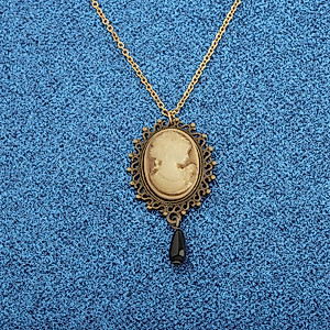 WUSUANED Retro Victorian Necklace Cameo Pendant Necklace Gothic Vintage Gifts Halloween Party gift (Reilef Pendant Necklace Gold)