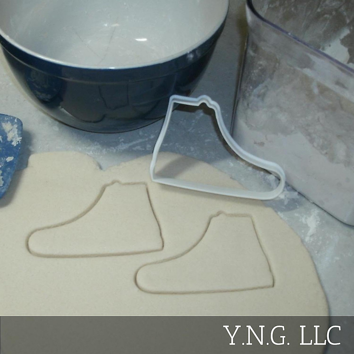 SHOES OUTLINE SNEAKERS SKATING SPORTS COOKIE CUTTER BAKING TOOL USA PR668