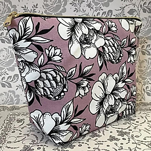 Estee Lauder Cosmetics Makeup Travel Bag (Beauty of Illusion Collection ≈ Hot Pink and Red)