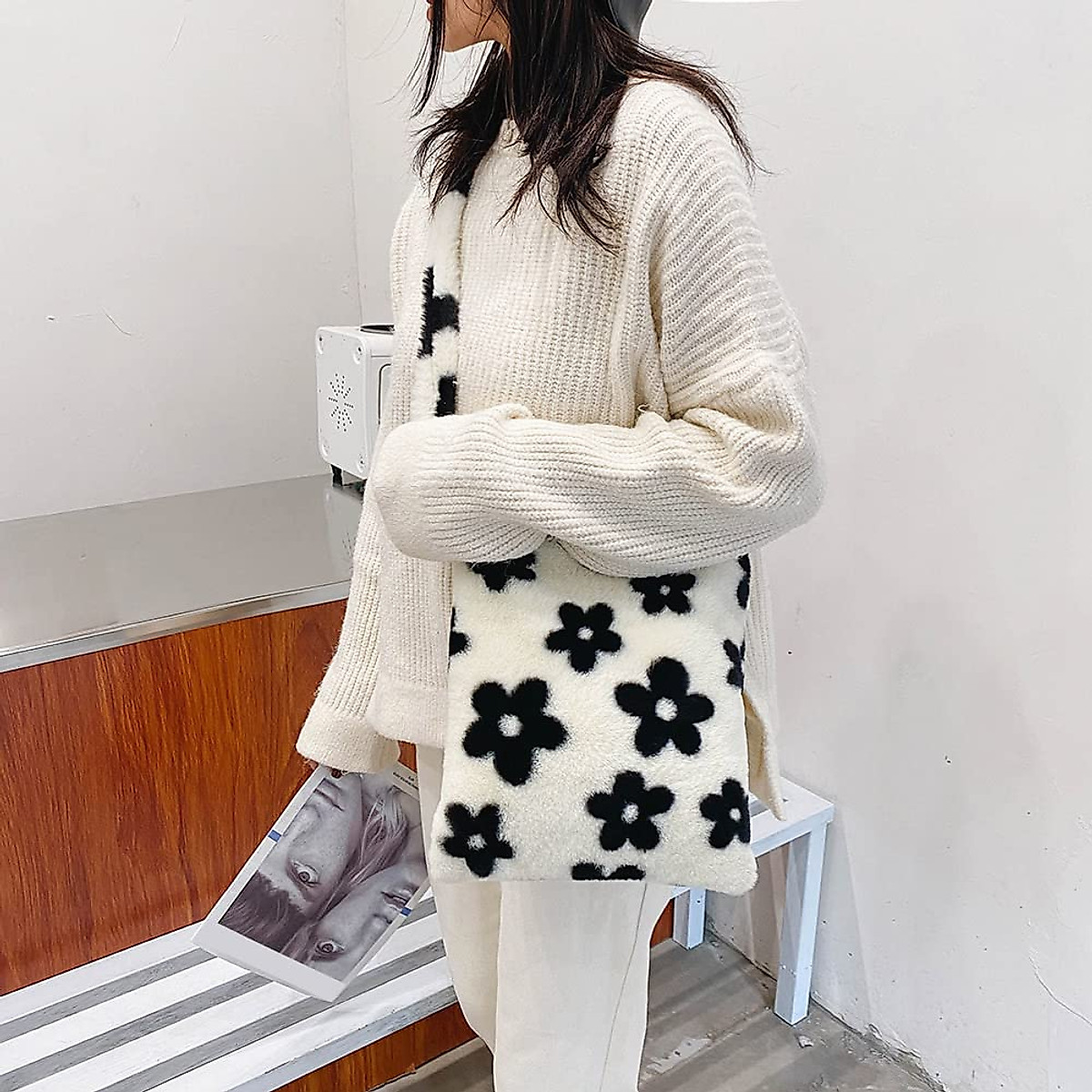 Plush Underarm Bag, Ladies Fluffy Shoulder Bag, Women Furry Tote Bag Plush Crossbody Bag for Autumn and Winter