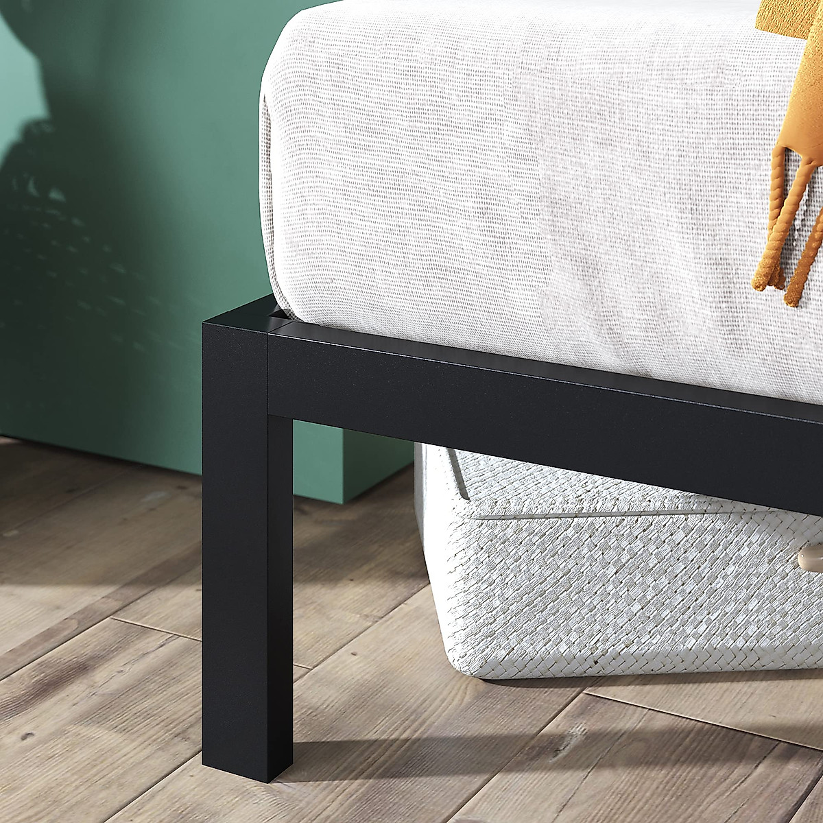 ZINUS Mia Metal Platform Bed Frame with Headboard / Wood Slat Support / No Box Spring Needed / Easy Assembly, Queen