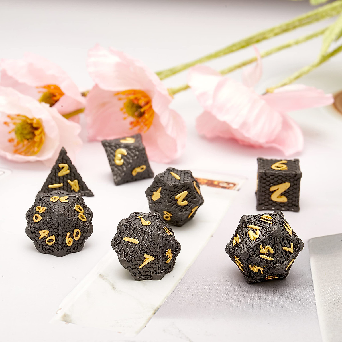 MS hong Metal D&D Dice Set,7 Pieces Dragon Scale Metallic Die with Velvet Pouch for Dungeons and Dragons RPG MTG Table Games Pathfinder Shadowrun Math Teaching Scales-dragons Tattoo-black
